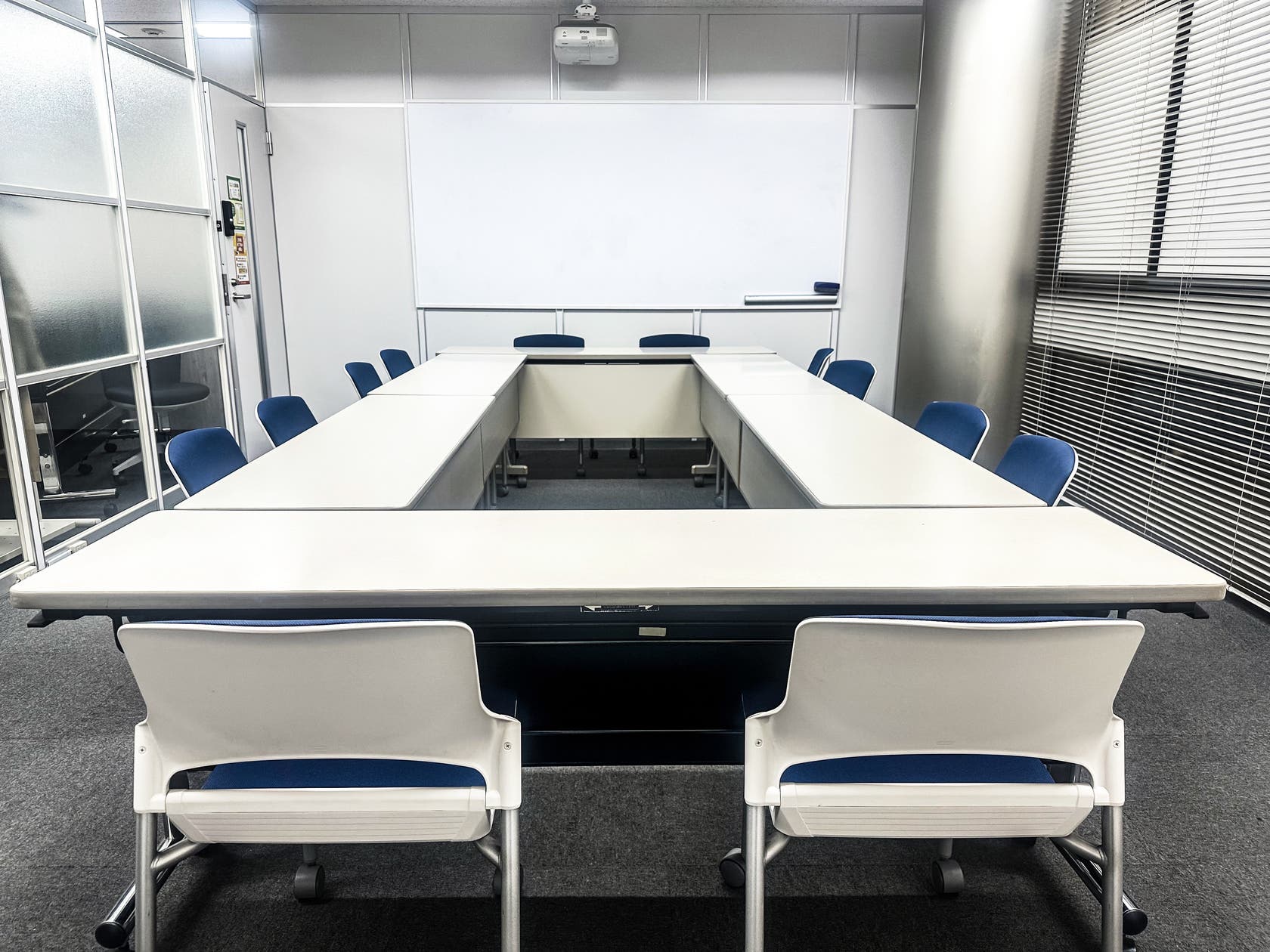 東銀座駅から徒歩2分！スタッフ常駐のため安心してご利用いただけます！✨Wi-Fi有り⭐️【20名セミナールーム】⭐️の写真4