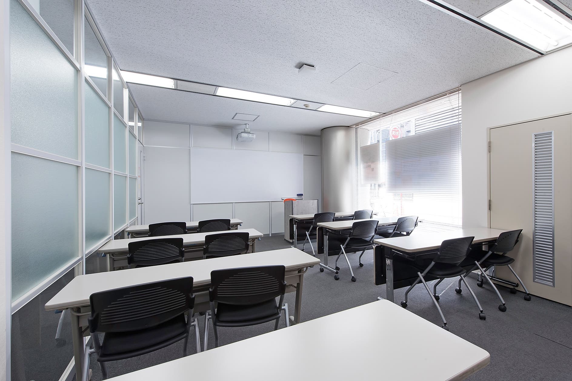 東銀座駅から徒歩2分！スタッフ常駐のため安心してご利用いただけます！✨Wi-Fi有り⭐️【20名セミナールーム】⭐️の写真5