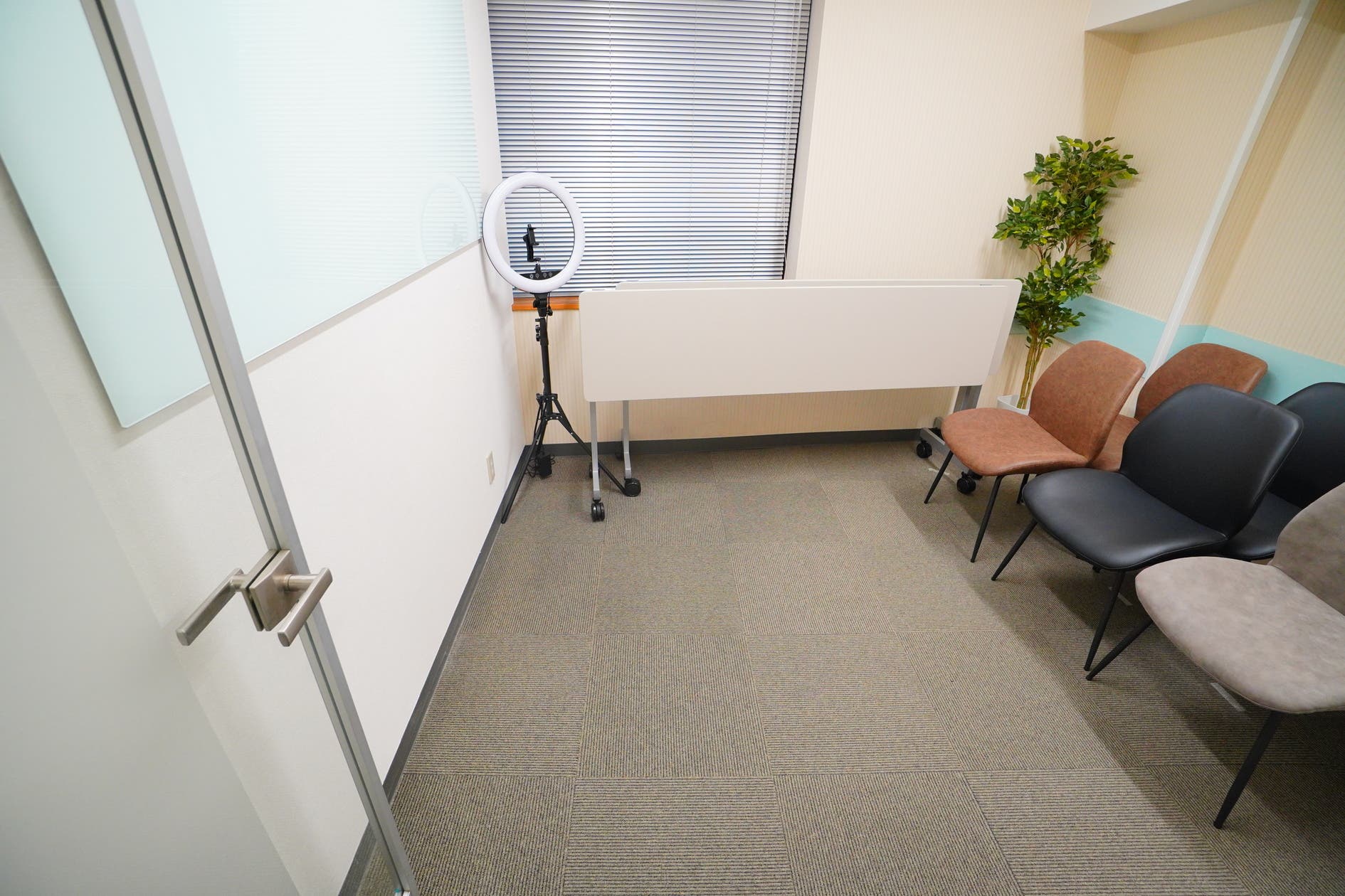 ＜スカイラークビル4階小貸会議室 Room8＞小田原駅徒歩1分🚃8名収容🪑光回線Wi-Fi📶会議/商談/面接/ZOOMの写真9