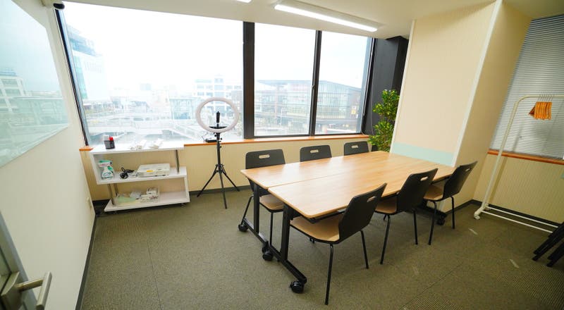 ＜スカイラークビル4階小貸会議室 Room7＞小田原駅徒歩1分🚃8名収容🪑光回線Wi-Fi📶会議/商談/面接/ZOOM