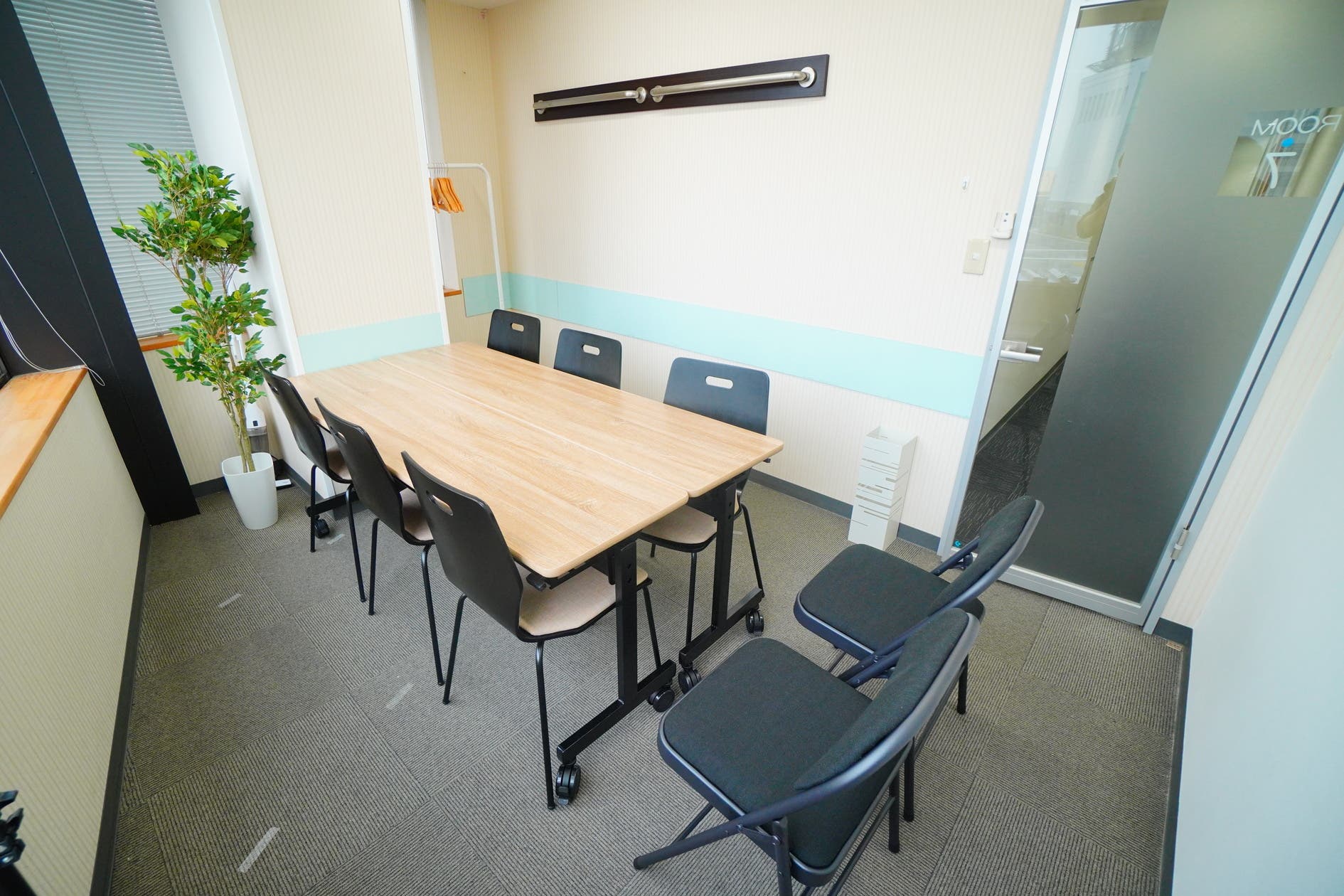 ＜スカイラークビル4階小貸会議室 Room7＞小田原駅徒歩1分🚃8名収容🪑光回線Wi-Fi📶会議/商談/面接/ZOOMの写真5