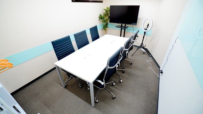 <スカイラークビル4階小貸会議室 Room3>小田原駅徒歩1分🚃6名収容🪑光回線Wi-Fi📶会議/商談/面接/ZOOMの写真1