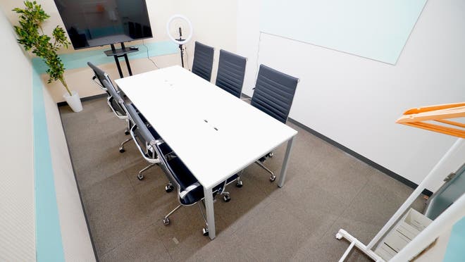 <スカイラークビル4階小貸会議室 Room3>小田原駅徒歩1分🚃6名収容🪑光回線Wi-Fi📶会議/商談/面接/ZOOMの写真2