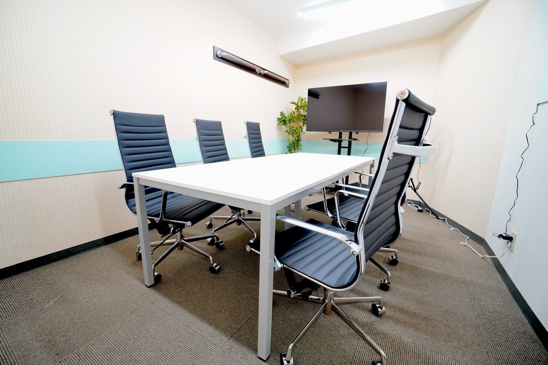 ＜スカイラークビル4階小貸会議室 Room3＞小田原駅徒歩1分🚃6名収容🪑光回線Wi-Fi📶会議/商談/面接/ZOOMの写真5