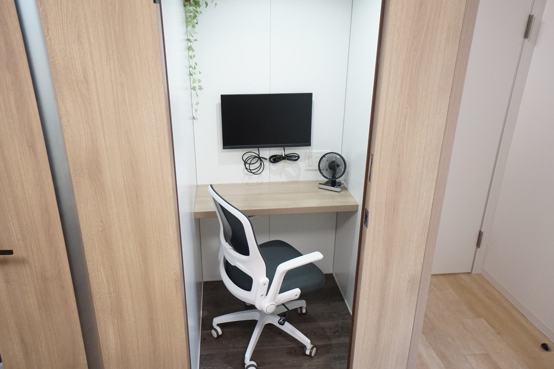 ＜日暮里MH WORK BOX No.2＞日暮里駅徒歩3分✨完全個室🚪光回線Wi-Fi📶モニター🖥️電源🔌テレワーク/面接/自習の写真5