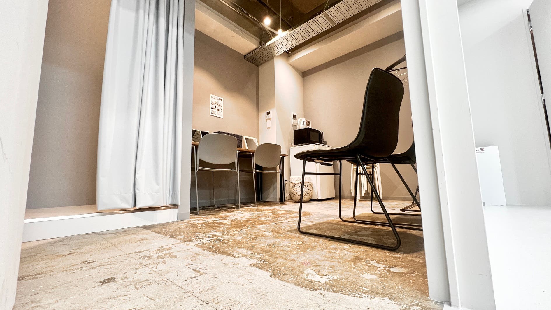 シャンプー台併設！セット面/シンク等完備の広々としたレンタルスタジオの写真3