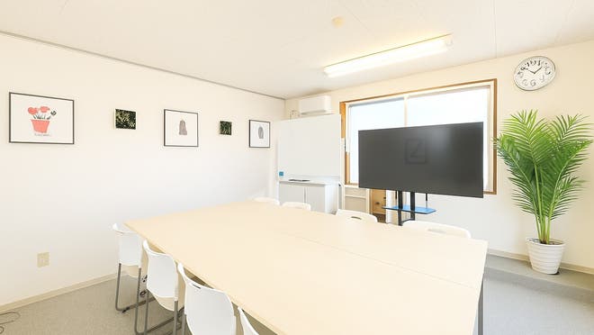 ⭐飯田橋駅東口30秒!A1出口から数m!⭐55型モニタ/光回線/WiFi/Bluray/施術台全無料!の写真1