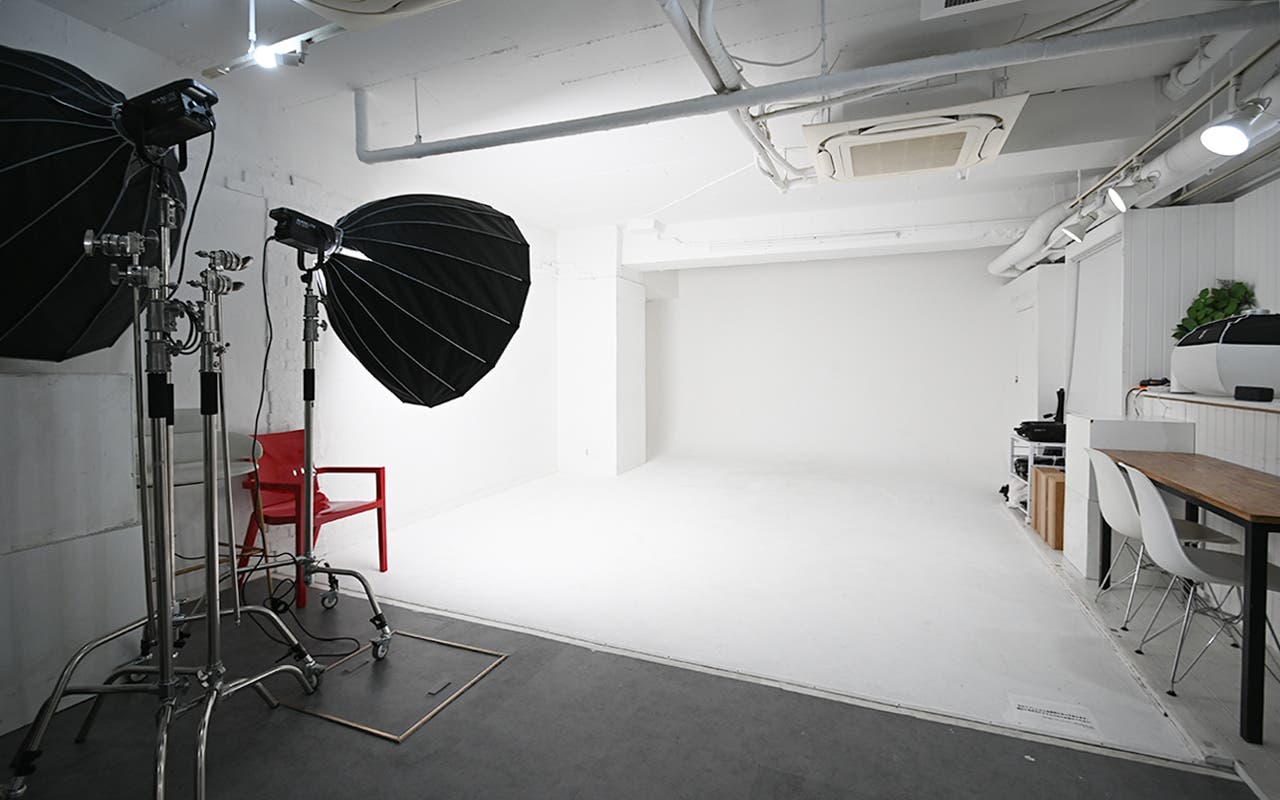 青山一丁目駅&乃木坂駅より徒歩5分。ロープライスで気軽に使えるセルフ型の本格白Rホリスタジオ！の写真1