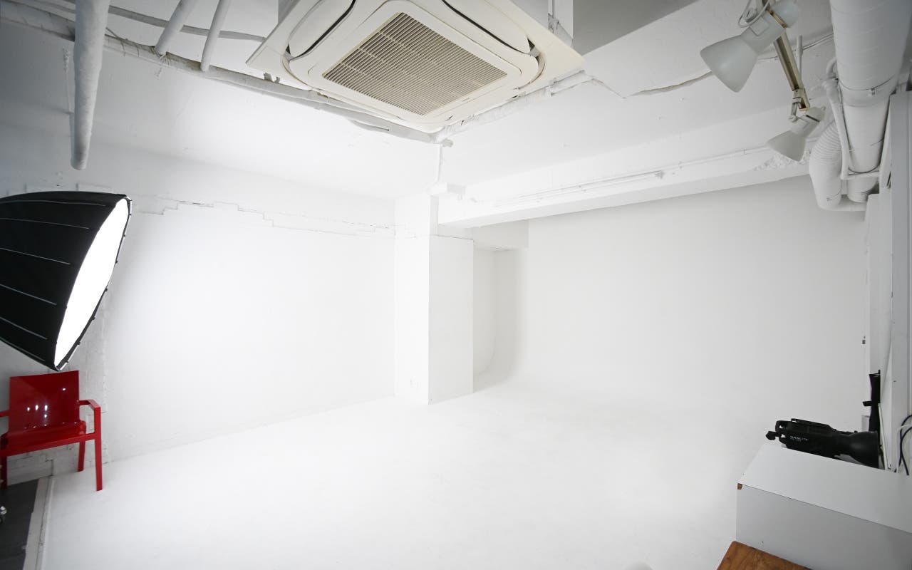 青山一丁目駅&乃木坂駅より徒歩5分。ロープライスで気軽に使えるセルフ型の本格白Rホリスタジオ！の写真8