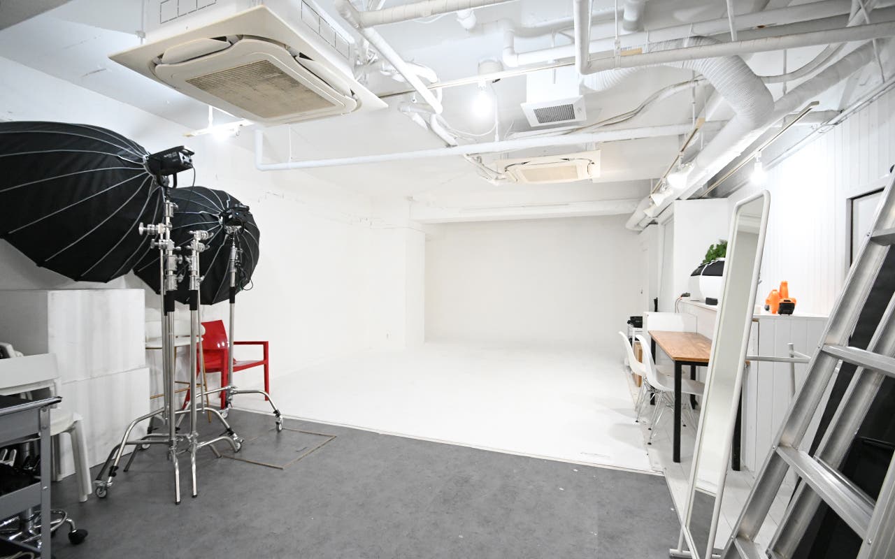 青山一丁目駅&乃木坂駅より徒歩5分。ロープライスで気軽に使えるセルフ型の本格白Rホリスタジオ！の写真10