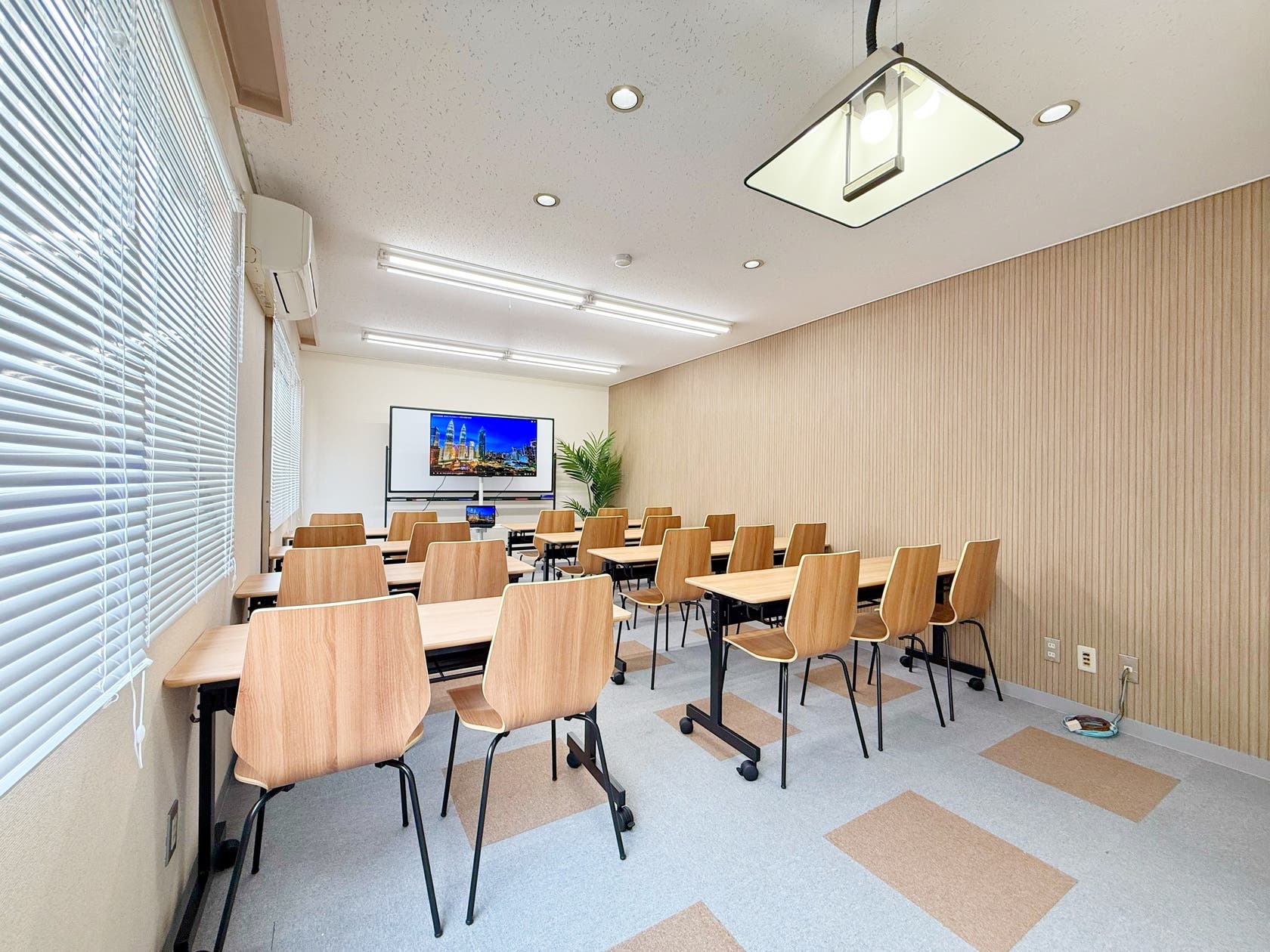 【東武宇都宮駅東口徒歩２分！】アルコール🍺飲食🍙持込もOK！懇親会もできる会議室◆セミナー・イベント・ワークショップに｜EV有！の写真1