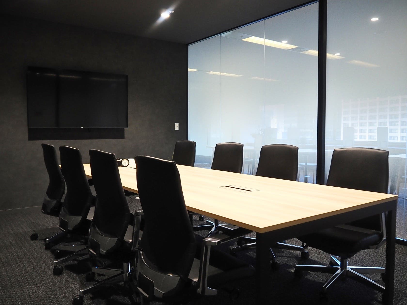 <芝浦ふ頭駅徒歩3分｜8名用会議室B>65インチの大型モニター完備◎会議やワークショップに最適✨二面採光の明るい会議室！の写真10