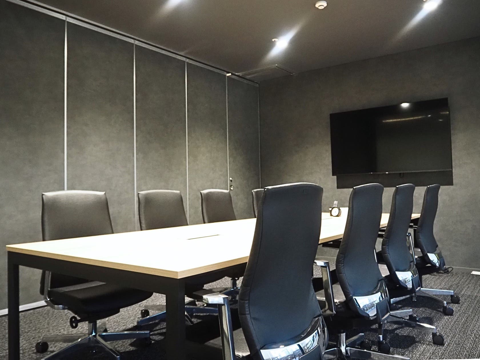 <芝浦ふ頭駅徒歩3分｜8名用会議室B>65インチの大型モニター完備◎会議やワークショップに最適✨二面採光の明るい会議室！の写真11