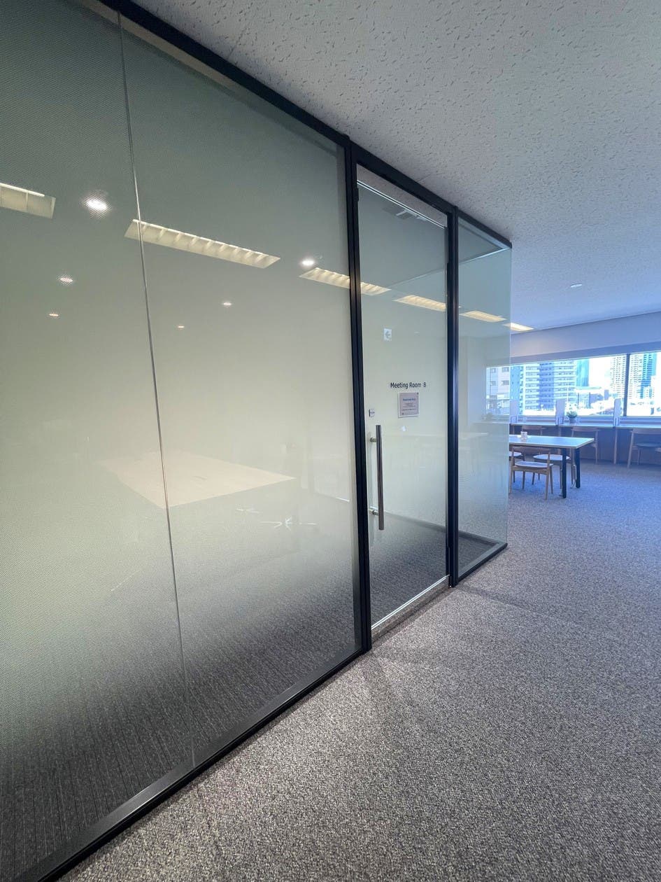 <芝浦ふ頭駅徒歩3分｜8名用会議室B>65インチの大型モニター完備◎会議やワークショップに最適✨二面採光の明るい会議室！の写真9