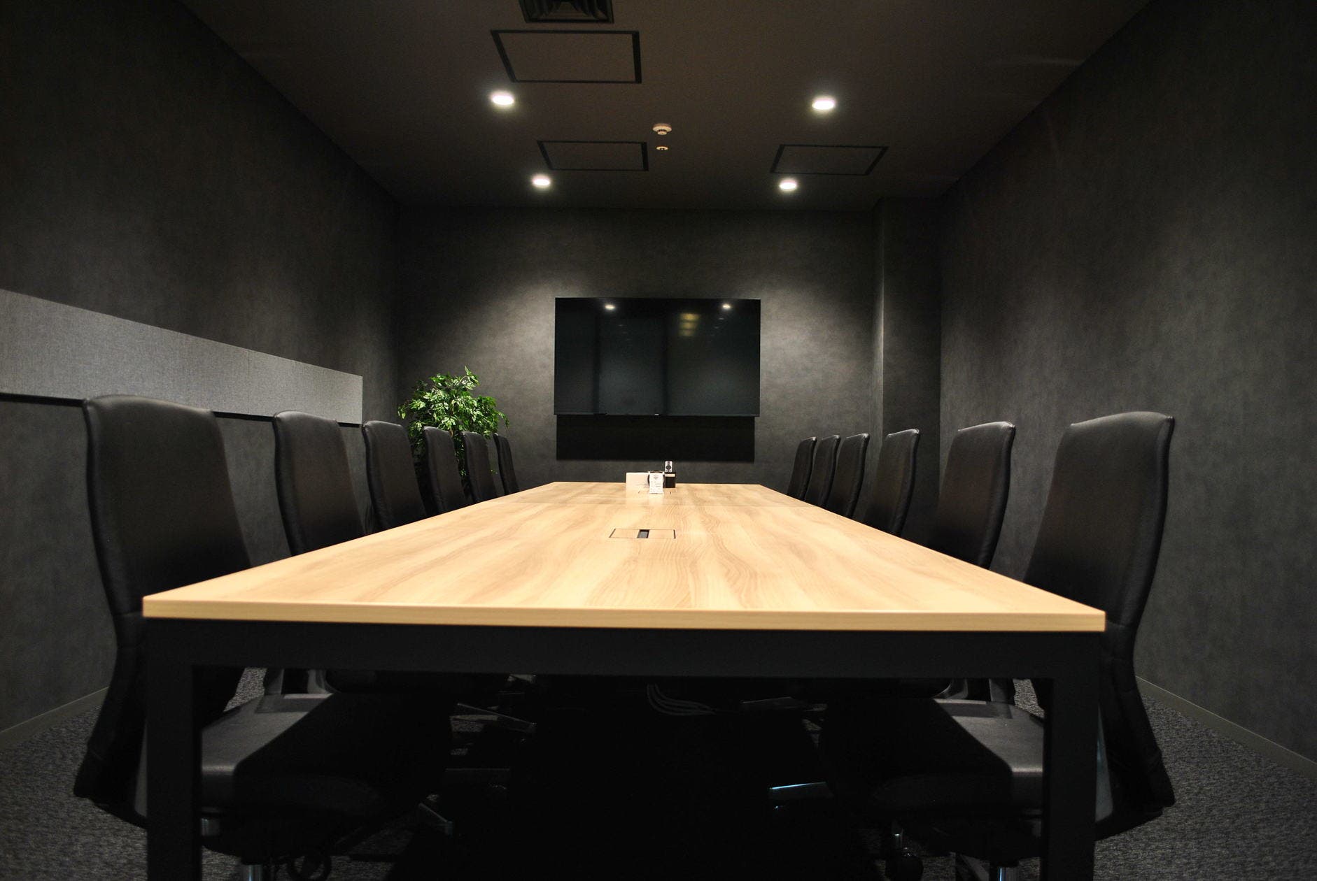 <芝浦ふ頭駅徒歩3分｜12名用会議室C>65インチの大型モニター完備◎会議やワークショップに最適✨の写真8