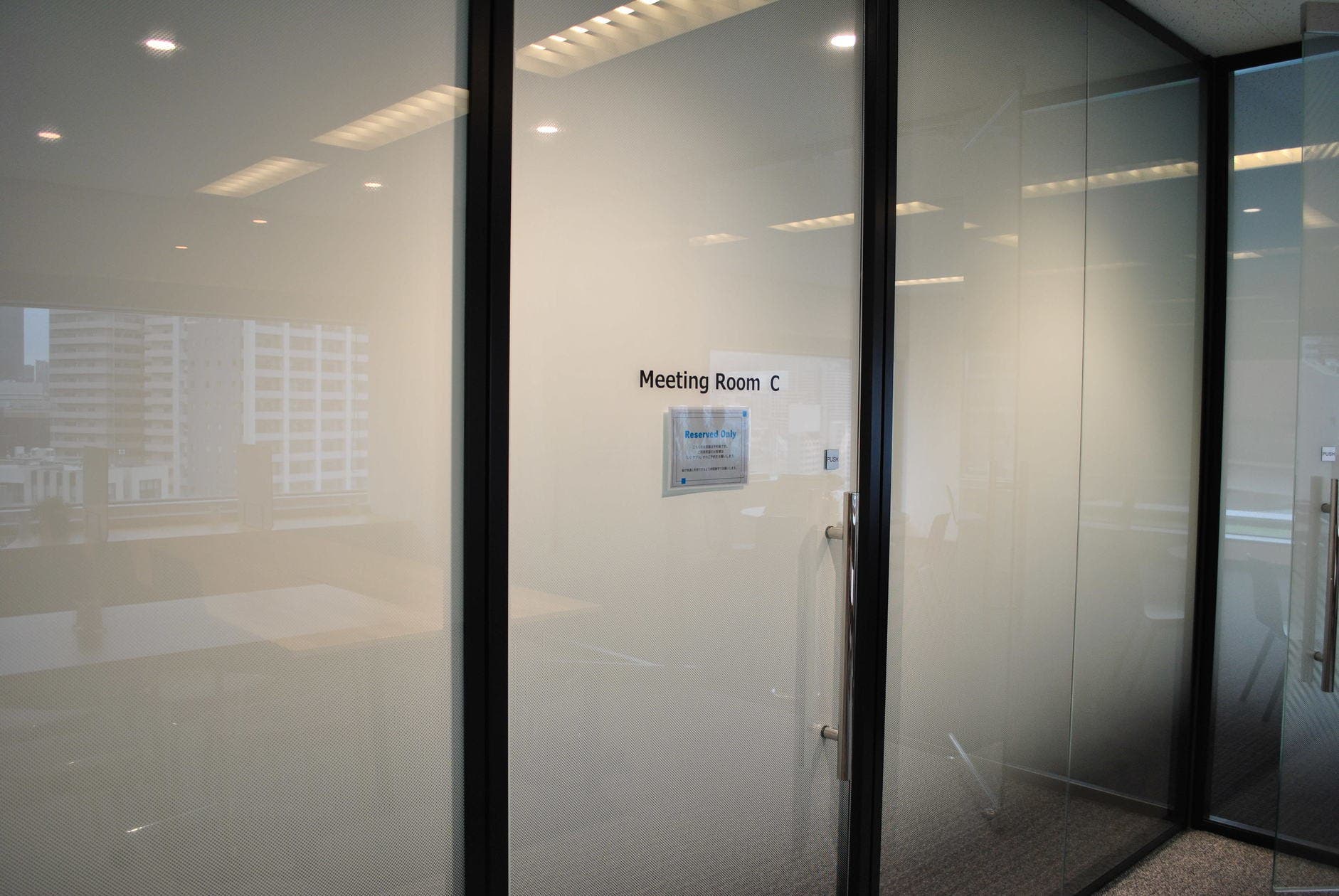 <芝浦ふ頭駅徒歩3分｜12名用会議室C>65インチの大型モニター完備◎会議やワークショップに最適✨の写真11