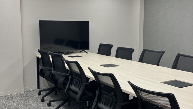 ✨12~1月値下げ中✨【大宮駅東口2分】✨有人受付あり/ フリーWiFi・ドリンク 大会議室【固定式机タイプ】No.103の写真1