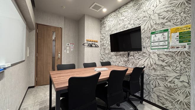 【錦糸町駅徒歩1分】モニター・フリードリンク付き6名会議室(Room C)※予約時間前は入室不可の写真1