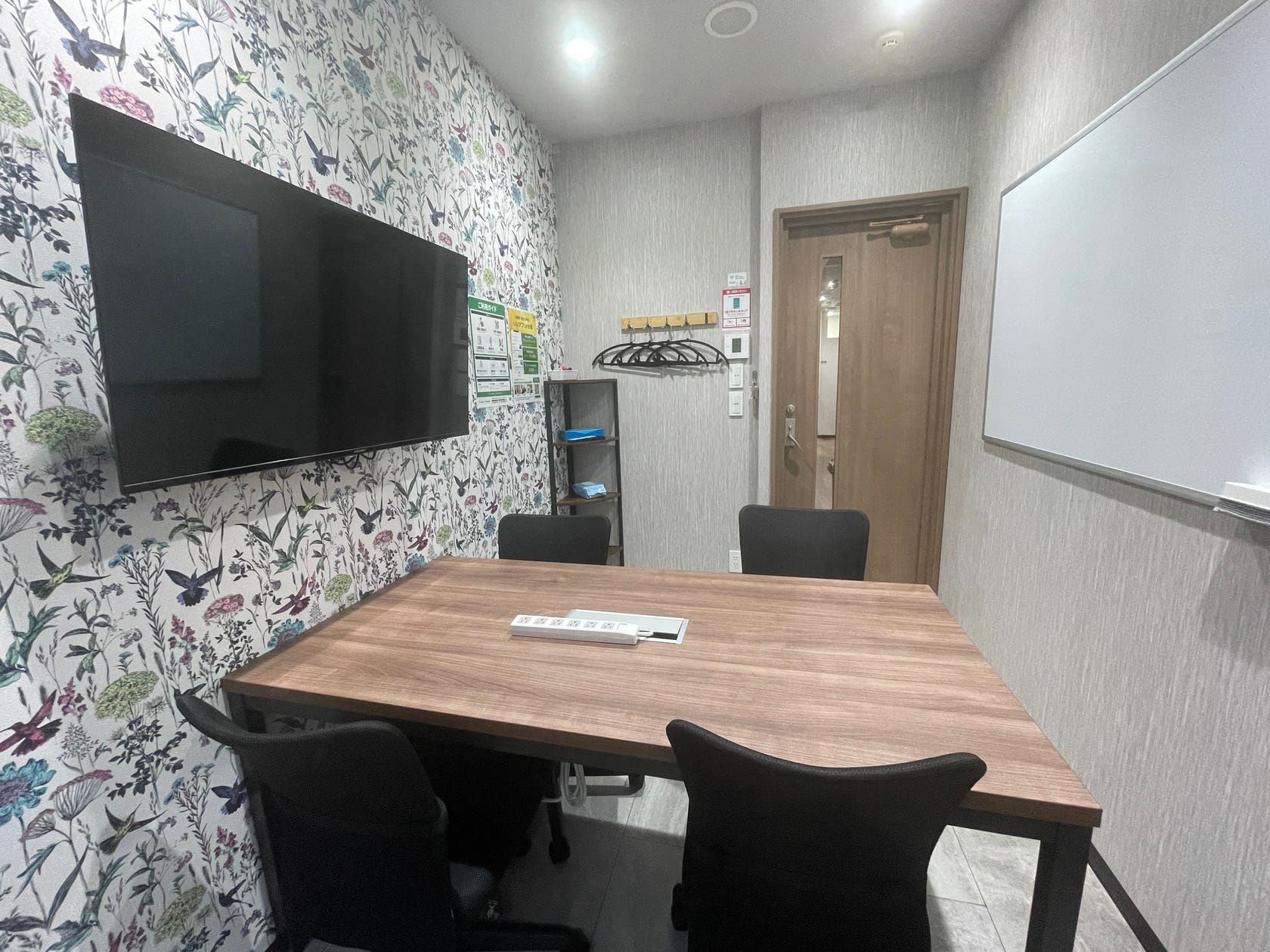 【錦糸町駅から徒歩1分】モニター・フリードリンク付き4名会議室（Room A）※予約時間前は入室不可の写真1