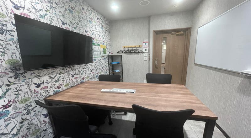 【錦糸町駅から徒歩1分】モニター・フリードリンク付き4名会議室（Room A）※予約時間前は入室不可