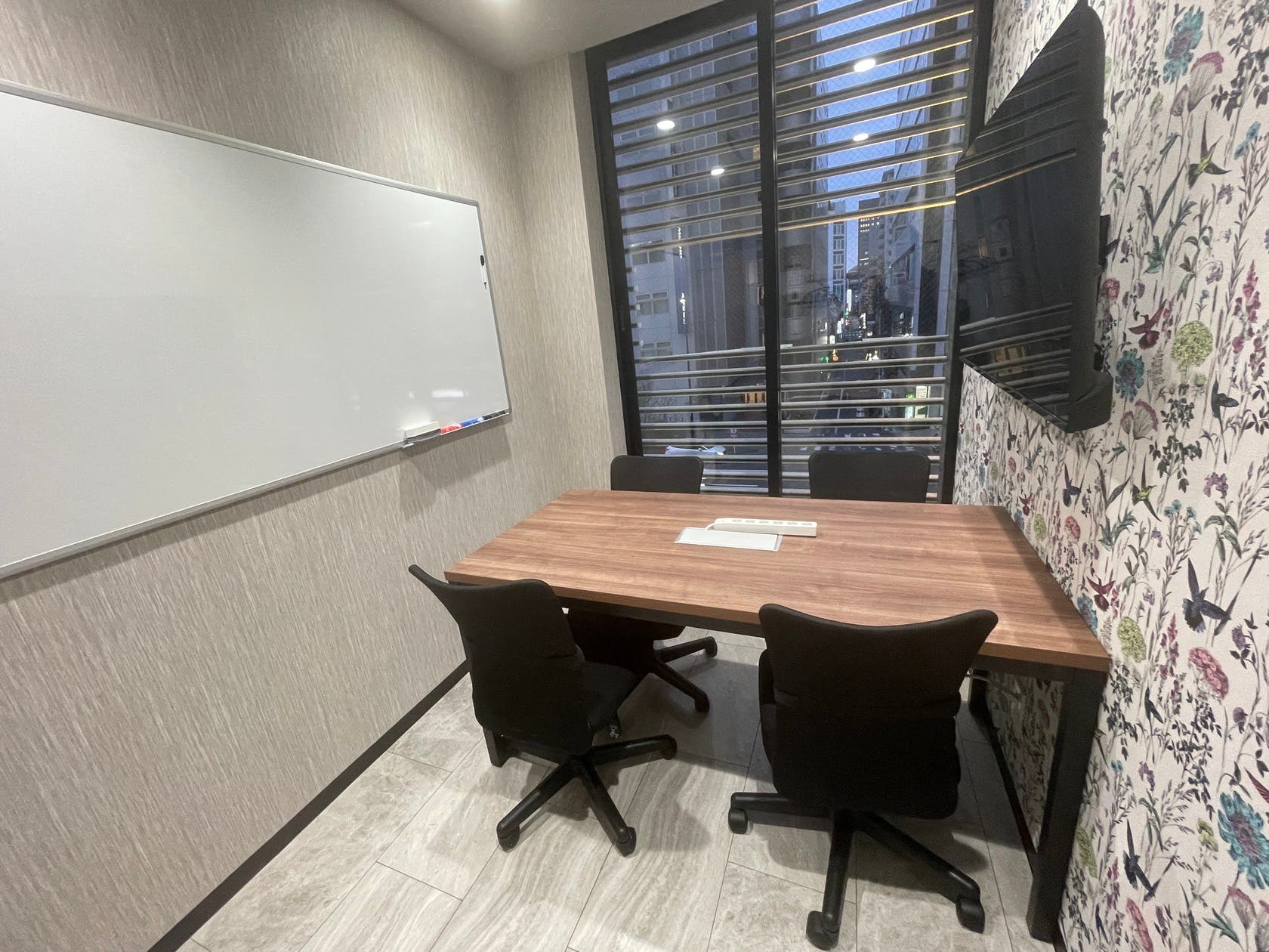 【錦糸町駅から徒歩1分】モニター・フリードリンク付き4名会議室（Room A）※予約時間前は入室不可の写真2