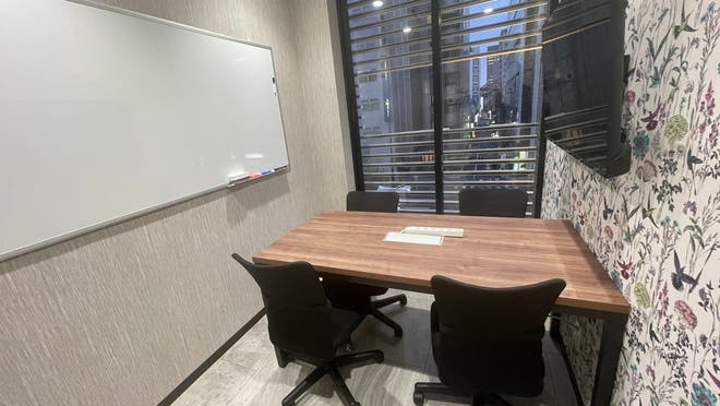 【錦糸町駅から徒歩1分】モニター・フリードリンク付き4名会議室(Room A)※予約時間前は入室不可の写真2