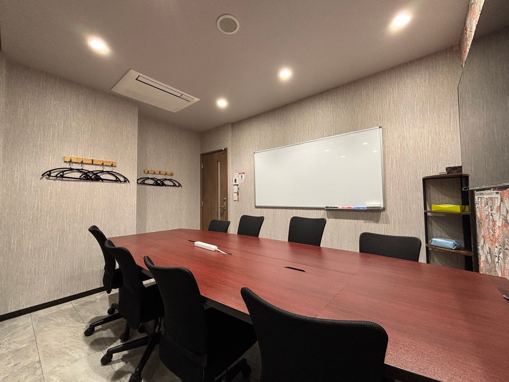 【錦糸町駅徒歩1分】モニター・フリードリンク付き8名会議室（Room B）※予約時間前は入室不可の写真3