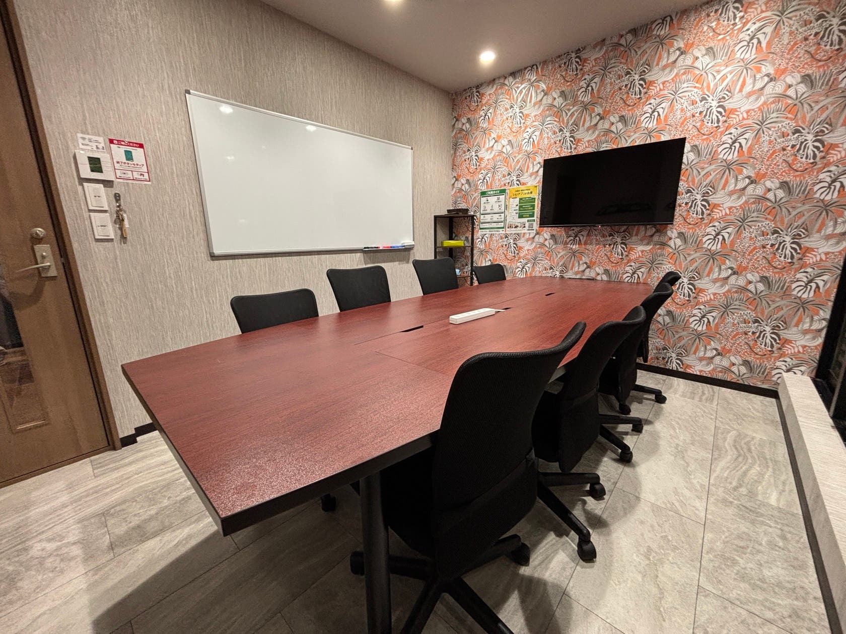 【錦糸町駅徒歩1分】モニター・フリードリンク付き8名会議室（Room B）※予約時間前は入室不可の写真1