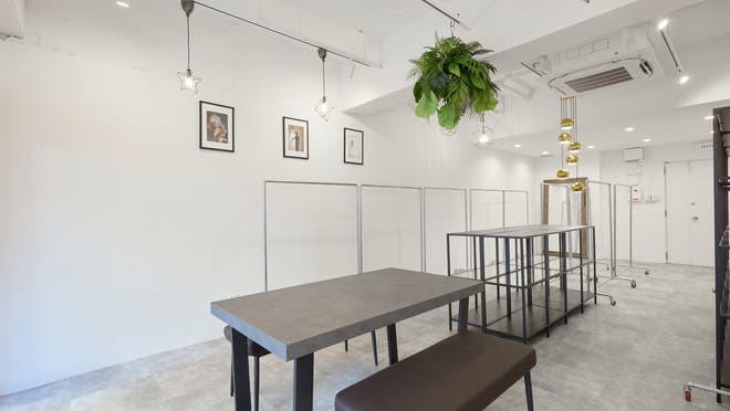 【大阪天満宮駅3分】room2 ポップアップストアや展示会に最適な視認性抜群路面に面した什器が充実しているレンタルスペースの写真2