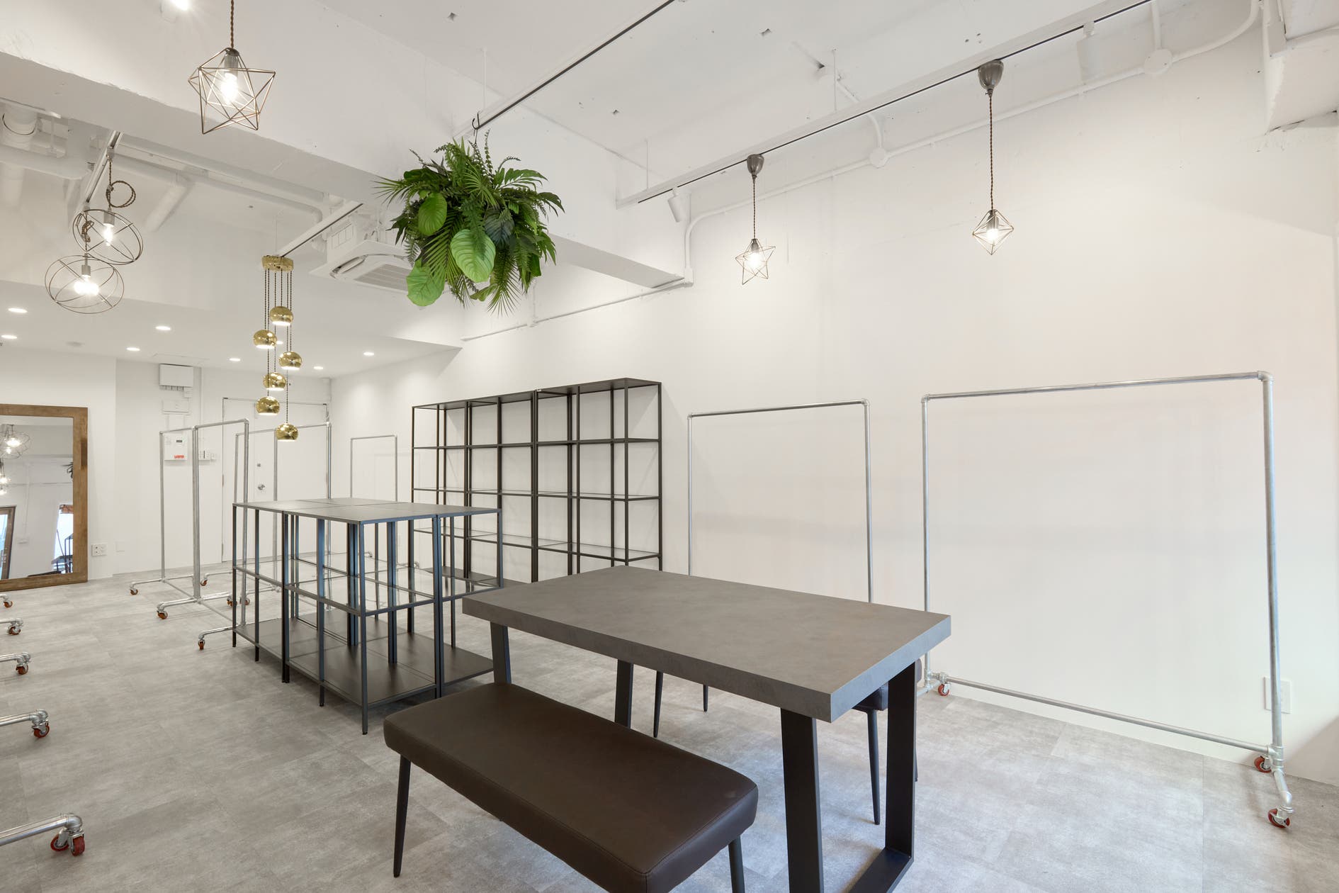 【大阪天満宮駅３分】room2 ポップアップストアや展示会に最適な視認性抜群路面に面した什器が充実しているレンタルスペースの写真3