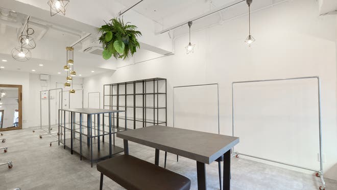 【大阪天満宮駅3分】room2 ポップアップストアや展示会に最適な視認性抜群路面に面した什器が充実しているレンタルスペースの写真3