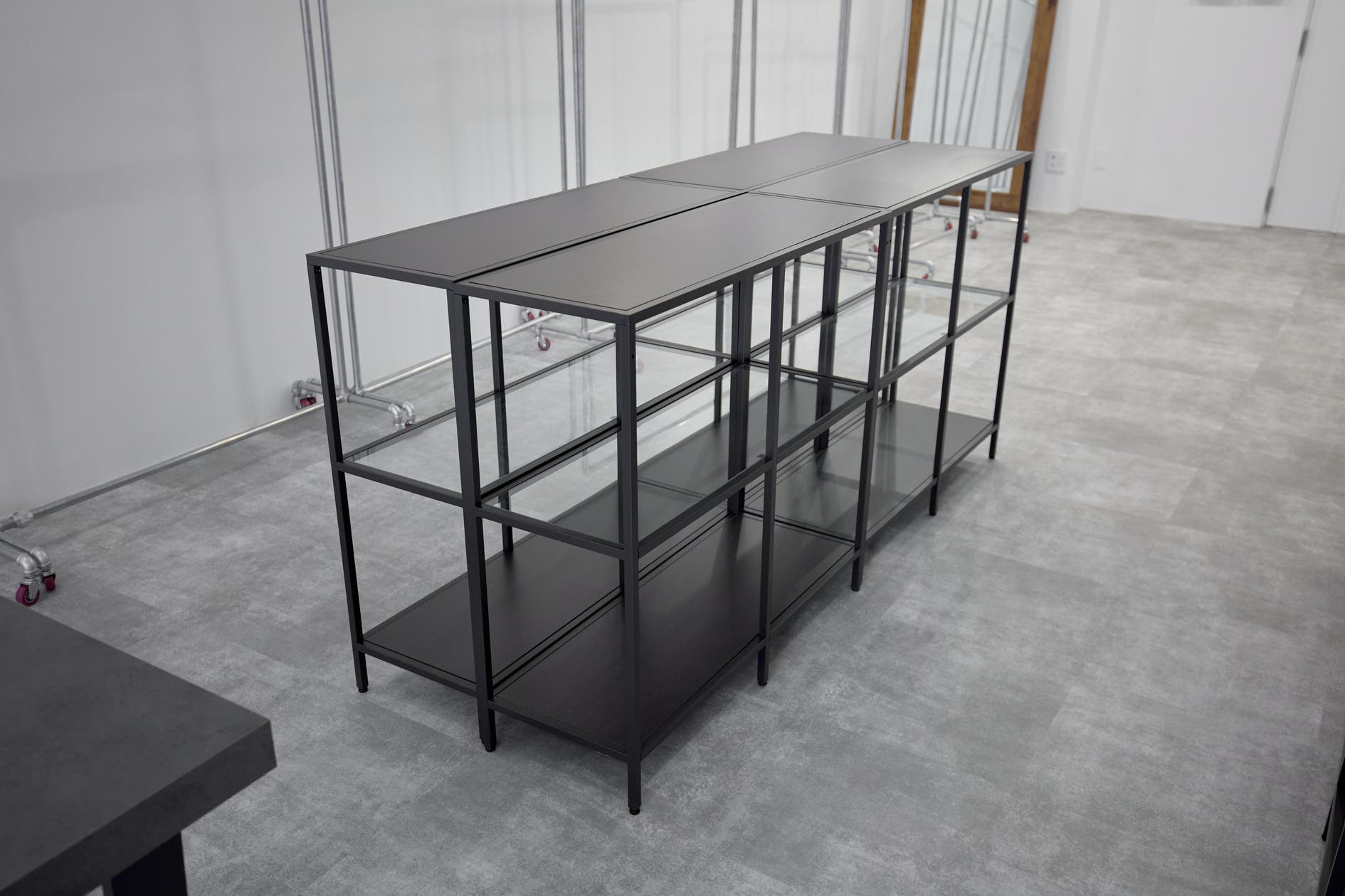 【大阪天満宮駅３分】room2 ポップアップストアや展示会に最適な視認性抜群路面に面した什器が充実しているレンタルスペースの写真4