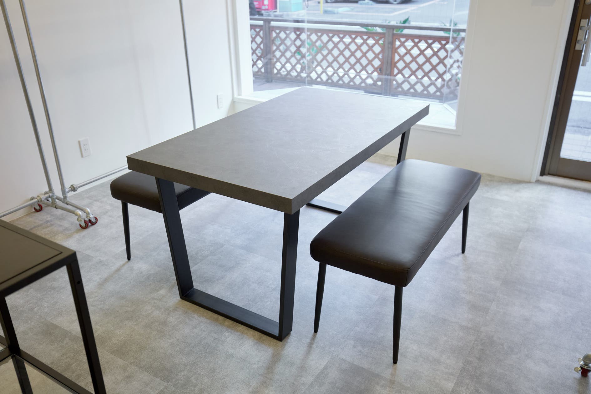 【大阪天満宮駅３分】room2 ポップアップストアや展示会に最適な視認性抜群路面に面した什器が充実しているレンタルスペースの写真5