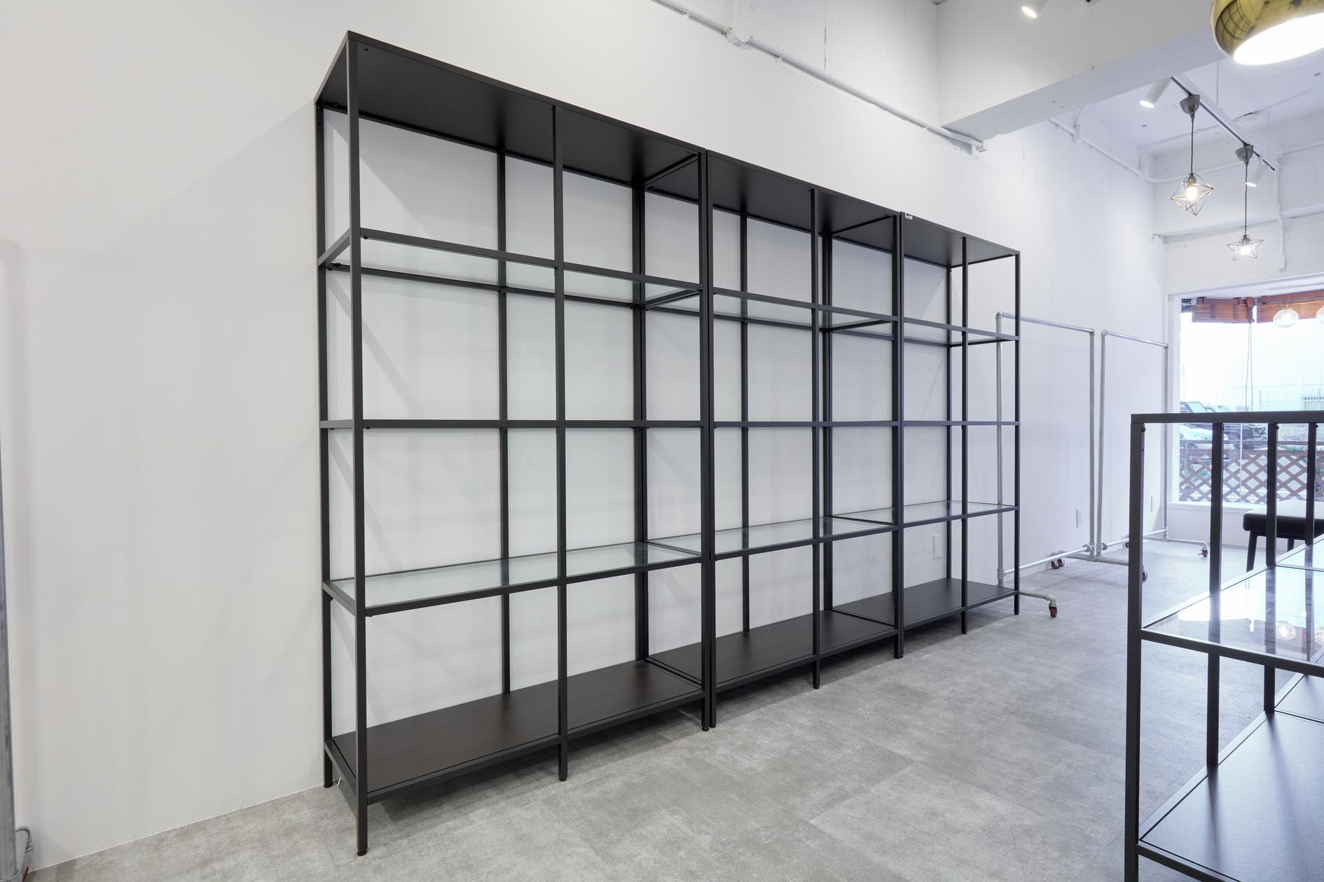 【大阪天満宮駅３分】room2 ポップアップストアや展示会に最適な視認性抜群路面に面した什器が充実しているレンタルスペースの写真6