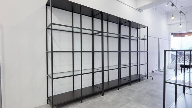 【大阪天満宮駅3分】room2 ポップアップストアや展示会に最適な視認性抜群路面に面した什器が充実しているレンタルスペースの写真6