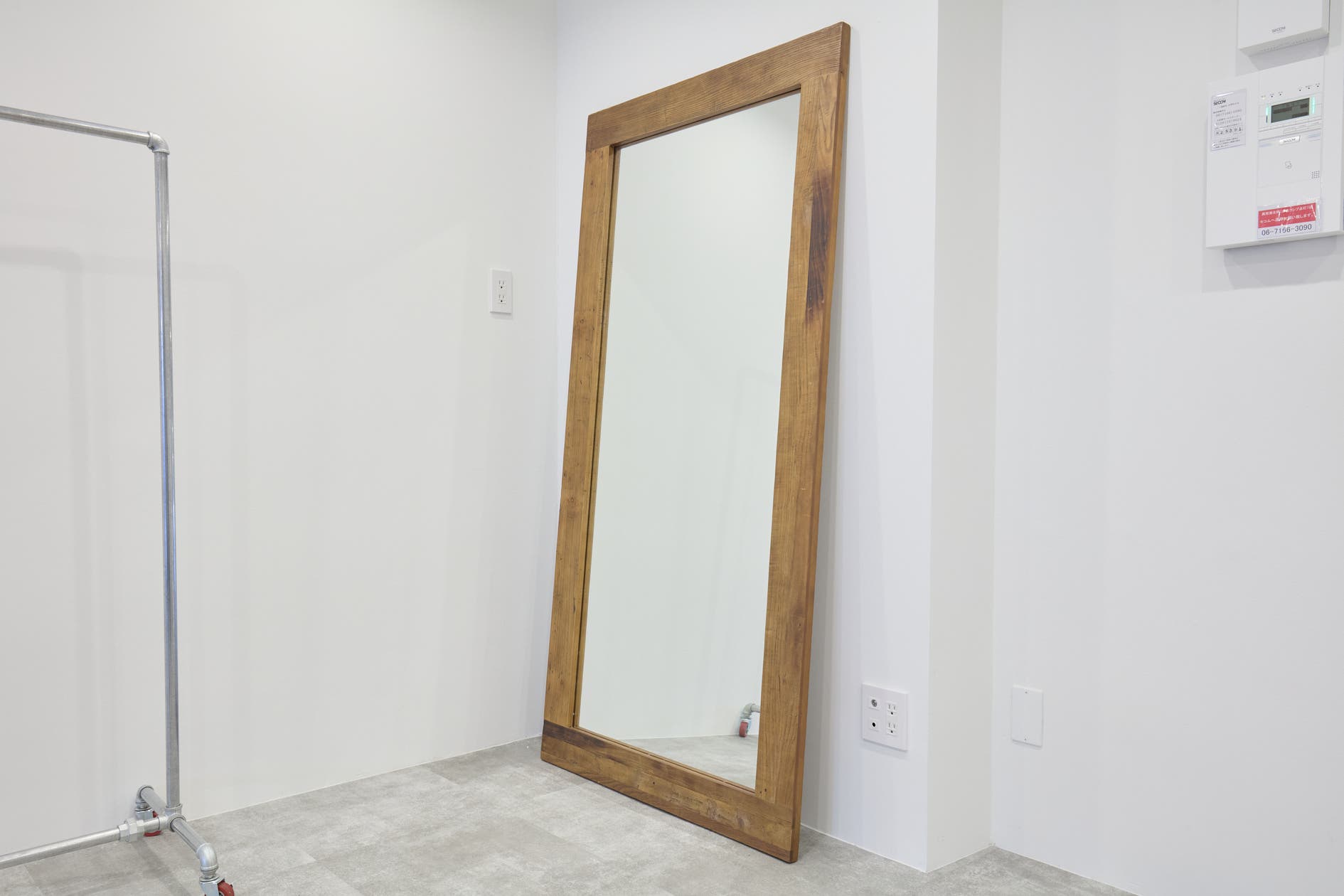 【大阪天満宮駅３分】room2 ポップアップストアや展示会に最適な視認性抜群路面に面した什器が充実しているレンタルスペースの写真7