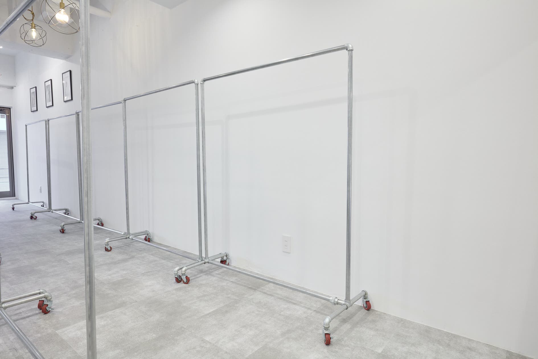 【大阪天満宮駅３分】room2 ポップアップストアや展示会に最適な視認性抜群路面に面した什器が充実しているレンタルスペースの写真8