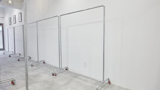 【大阪天満宮駅3分】room2 ポップアップストアや展示会に最適な視認性抜群路面に面した什器が充実しているレンタルスペースの写真8