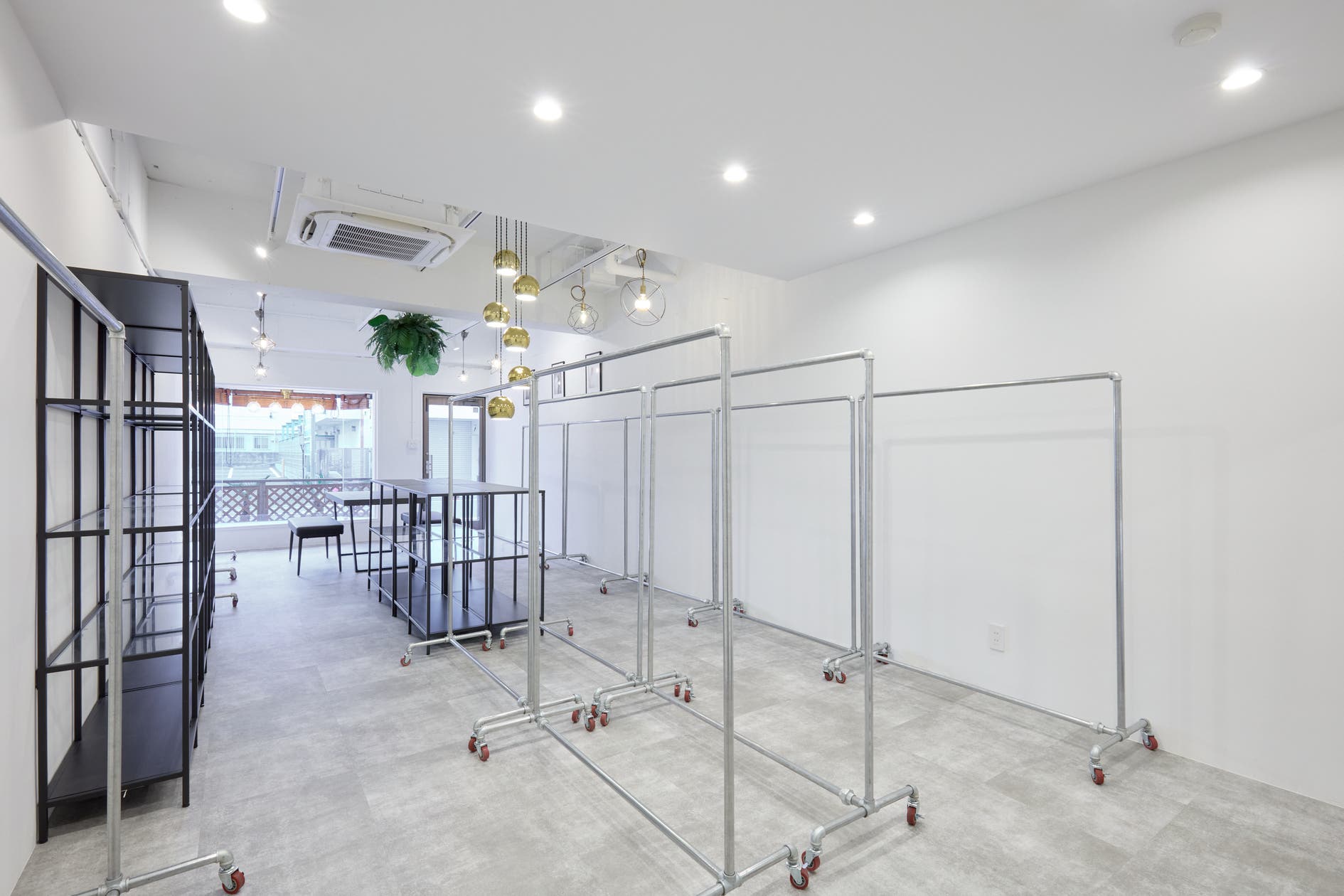 【大阪天満宮駅３分】room2 ポップアップストアや展示会に最適な視認性抜群路面に面した什器が充実しているレンタルスペースの写真9