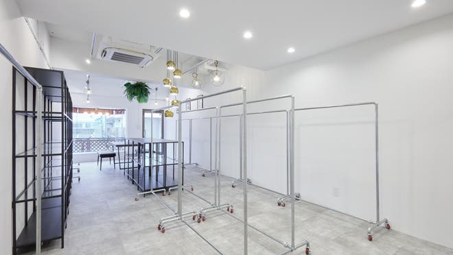 【大阪天満宮駅3分】room2 ポップアップストアや展示会に最適な視認性抜群路面に面した什器が充実しているレンタルスペースの写真9