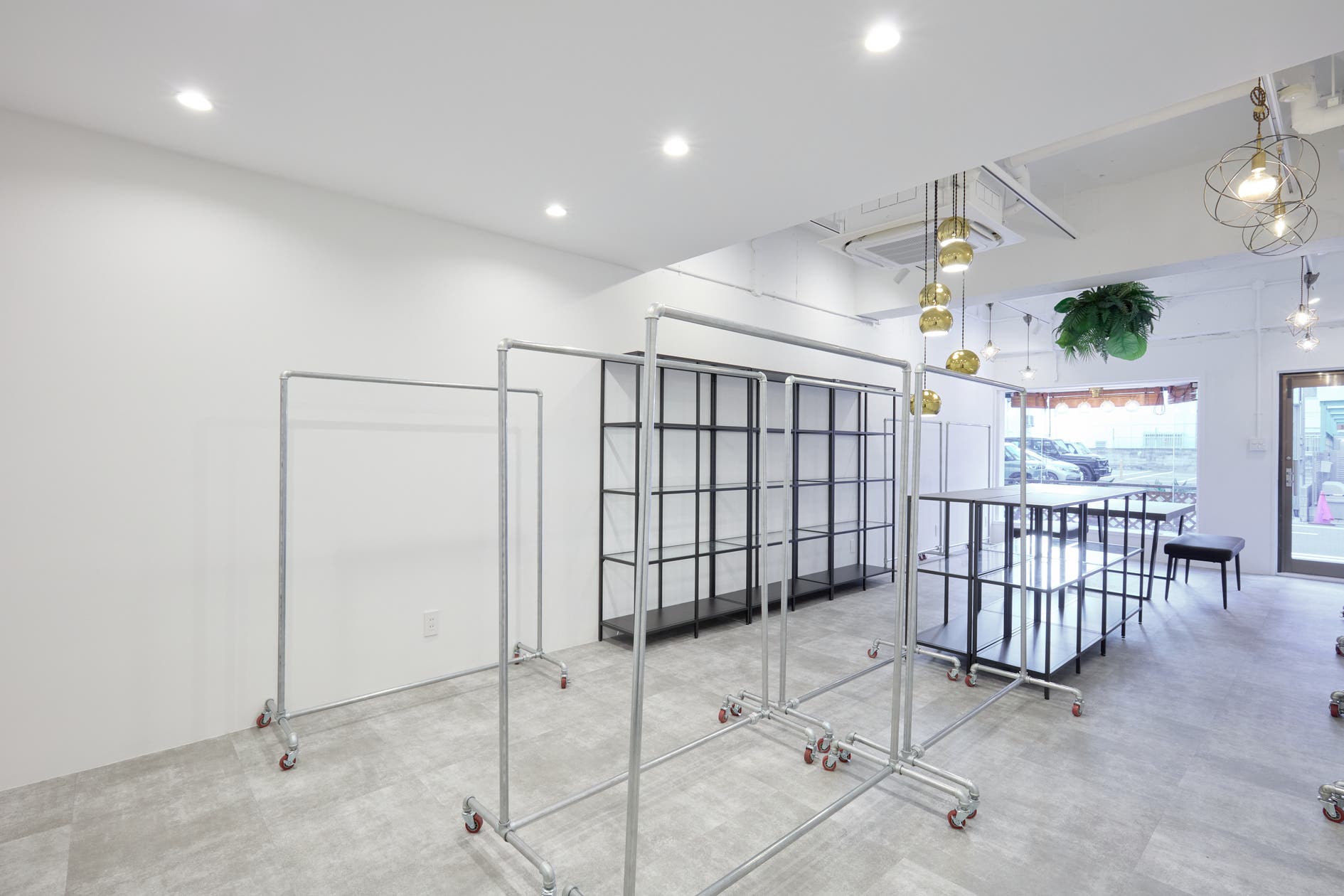 【大阪天満宮駅３分】room2 ポップアップストアや展示会に最適な視認性抜群路面に面した什器が充実しているレンタルスペースの写真10