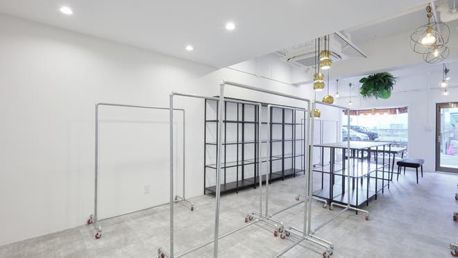 【大阪天満宮駅3分】room2 ポップアップストアや展示会に最適な視認性抜群路面に面した什器が充実しているレンタルスペースの写真10