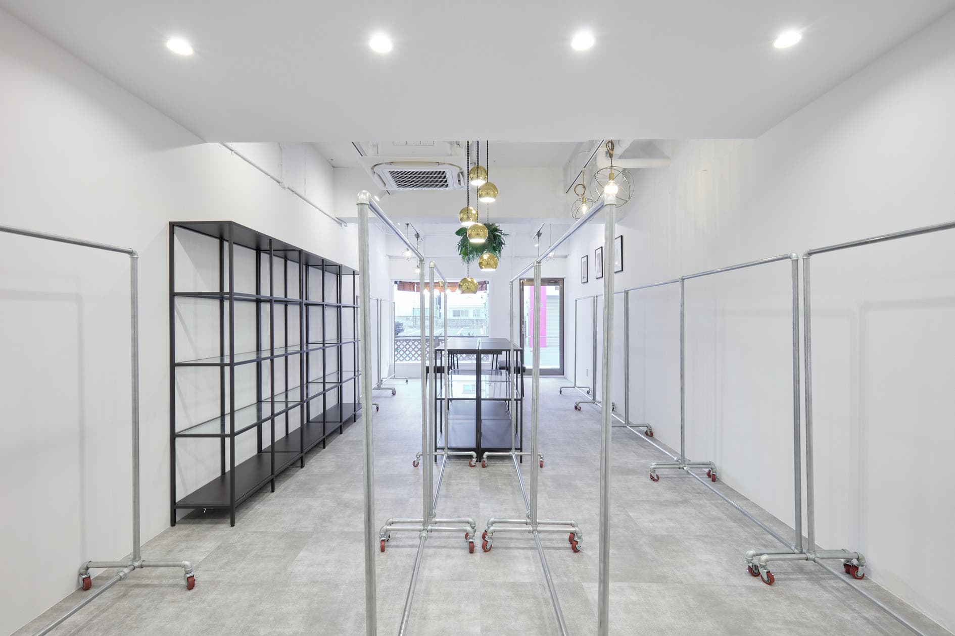 【大阪天満宮駅３分】room2 ポップアップストアや展示会に最適な視認性抜群路面に面した什器が充実しているレンタルスペースの写真11