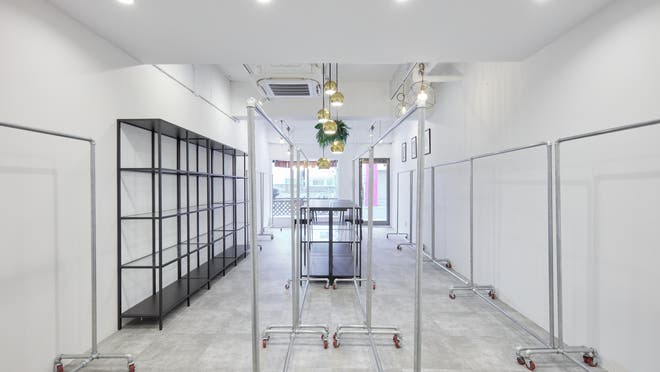 【大阪天満宮駅3分】room2 ポップアップストアや展示会に最適な視認性抜群路面に面した什器が充実しているレンタルスペースの写真11