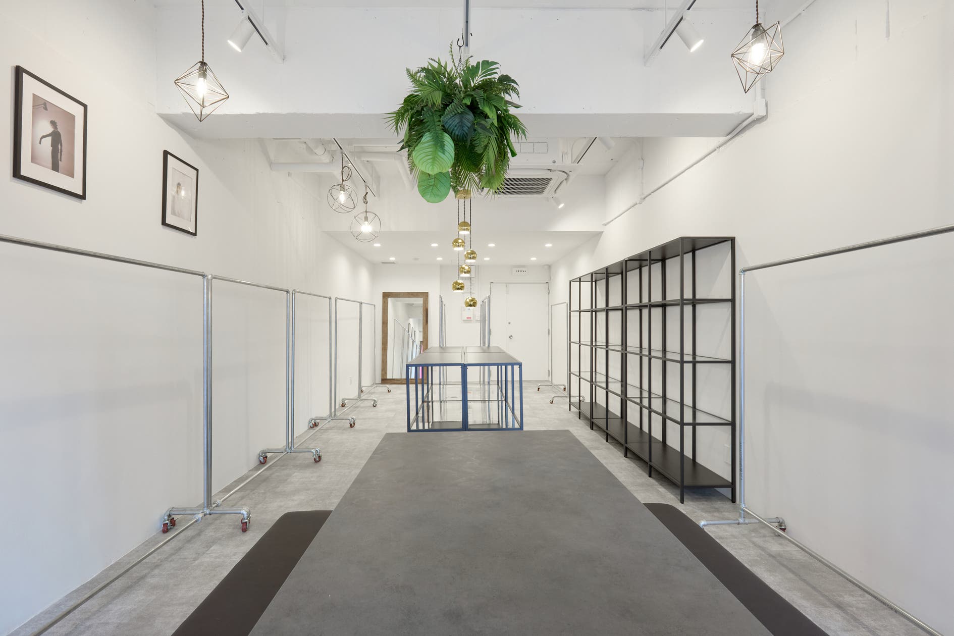 【大阪天満宮駅３分】room2 ポップアップストアや展示会に最適な視認性抜群路面に面した什器が充実しているレンタルスペースの写真1