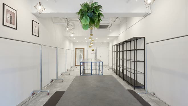 【大阪天満宮駅3分】room2 ポップアップストアや展示会に最適な視認性抜群路面に面した什器が充実しているレンタルスペースの写真1