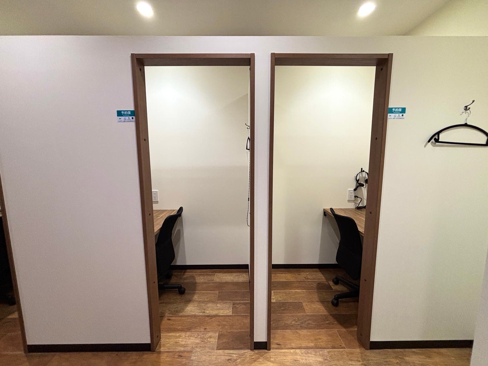 【錦糸町駅から徒歩1分】モニター・フリードリンク付き半個室（ブース20）※予約時間前は入室不可の写真1