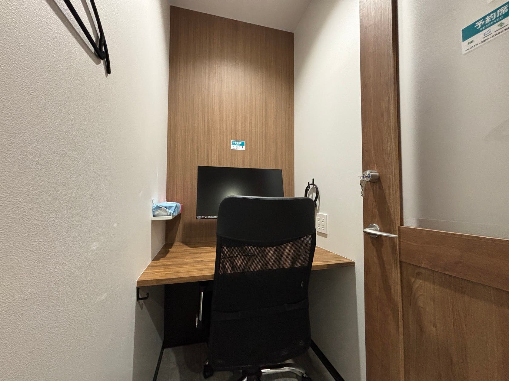 【錦糸町駅から徒歩1分】モニター・フリードリンク付き1名完全個室（ブース7）※予約時間前は入室不可の写真1