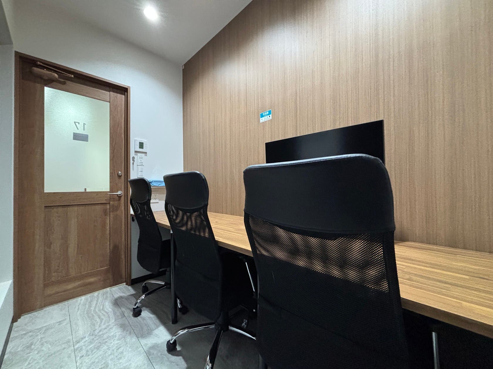 錦糸町駅から徒歩1分】モニター・フリードリンク付き3名完全個室（ブース17）※予約時間前は入室不可の写真1