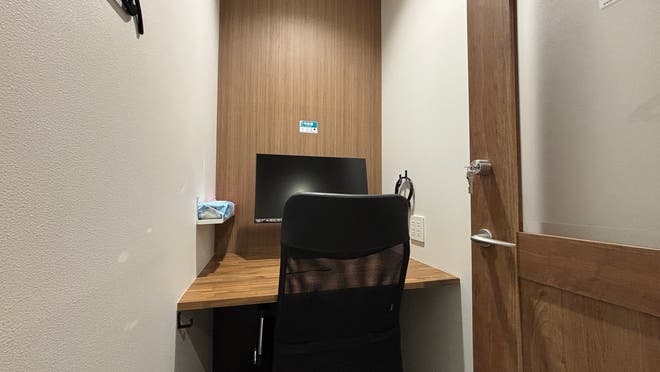 【錦糸町駅から徒歩1分】モニター・フリードリンク付き1名完全個室(ブース10)※予約時間前は入室不可の写真1